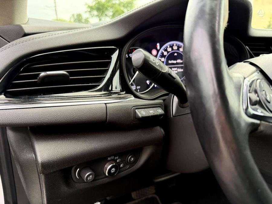 White Opel Insignia 2019 in Mazeikiai, with an engine capacity of 1.96 L and mileage of 300 thousand km for 7500 €, photo 22 on AUTOMOTO.COM.LV