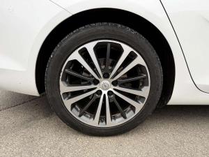 White Opel Insignia 2019 in Mazeikiai, with an engine capacity of 1.96 L and mileage of 300 thousand km for 7500 €, photo 28 on AUTOMOTO.COM.LV