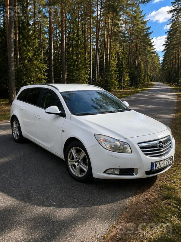 White Opel Insignia 2012 in Liepaja, with an engine capacity of 2.00 L and mileage of 330 thousand km for 2900 €, photo 1 on AUTOMOTO.COM.LV