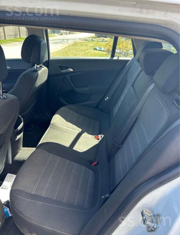 White Opel Insignia 2012 in Liepaja, with an engine capacity of 2.00 L and mileage of 330 thousand km for 2900 €, photo 5 on AUTOMOTO.COM.LV