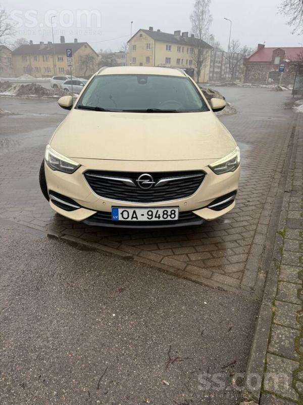 White Opel Insignia 2019 in Valmiera, with an engine capacity of 1.60 L and mileage of 136 thousand km for 8500 €, photo 1 on AUTOMOTO.COM.LV