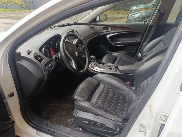 White Opel Insignia 2008 in Mazeikiai, with an engine capacity of 2.00 L and mileage of 328 thousand km for 1500 €, photo 6 on AUTOMOTO.COM.LV