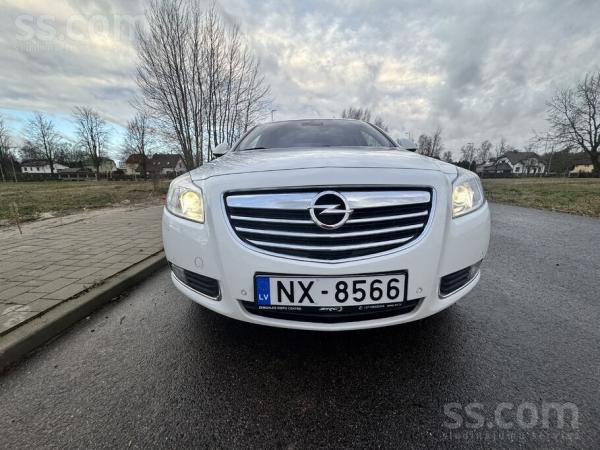 White Opel Insignia 2011 in Jelgava, with an engine capacity of 2.90 L and mileage of 207 thousand km for 4200 €, photo 1 on AUTOMOTO.COM.LV