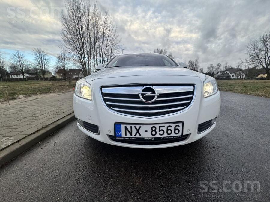 Balts Opel Insignia 2011 Jelgava, ar dzinēja tilpumu 2.90 L un nobraukumu 207 tūkst. km par 4200 €, foto 1 vietnē AUTOMOTO.COM.LV