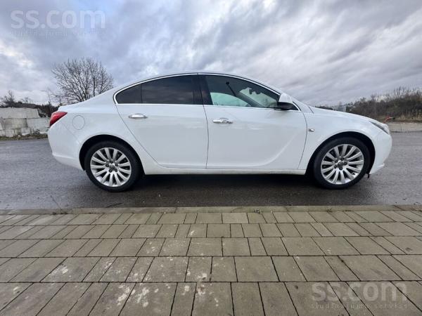 White Opel Insignia 2011 in Jelgava, with an engine capacity of 2.90 L and mileage of 207 thousand km for 4200 €, photo 2 on AUTOMOTO.COM.LV