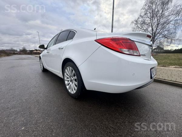 White Opel Insignia 2011 in Jelgava, with an engine capacity of 2.90 L and mileage of 207 thousand km for 4200 €, photo 6 on AUTOMOTO.COM.LV