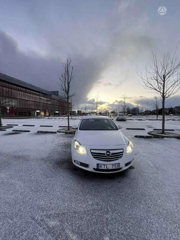 White Opel Insignia 2011 in Klaipeda, with an engine capacity of 1.96 L and mileage of 307 thousand km for 3250 €, photo 3 on AUTOMOTO.COM.LV