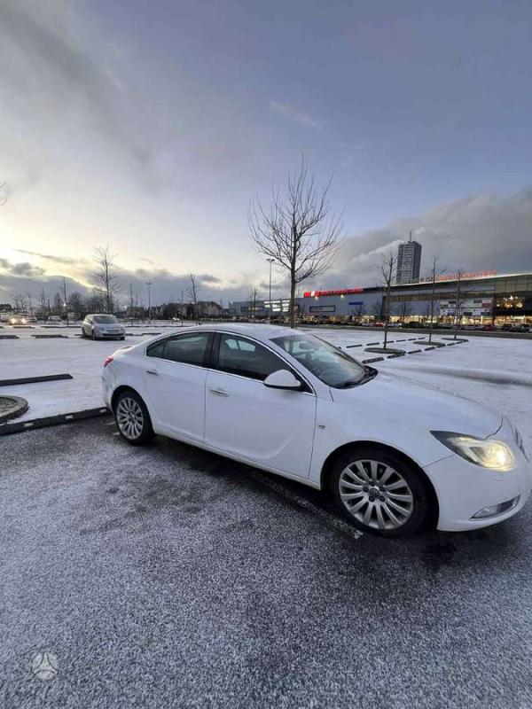 White Opel Insignia 2011 in Klaipeda, with an engine capacity of 1.96 L and mileage of 307 thousand km for 3250 €, photo 4 on AUTOMOTO.COM.LV