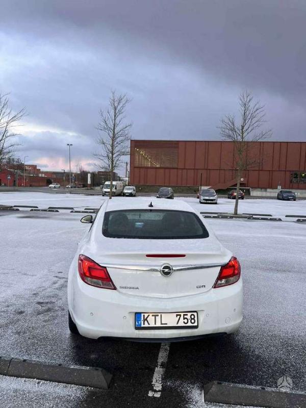 White Opel Insignia 2011 in Klaipeda, with an engine capacity of 1.96 L and mileage of 307 thousand km for 3250 €, photo 5 on AUTOMOTO.COM.LV