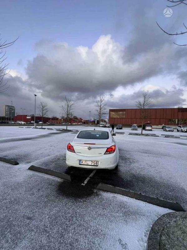 White Opel Insignia 2011 in Klaipeda, with an engine capacity of 1.96 L and mileage of 307 thousand km for 3250 €, photo 7 on AUTOMOTO.COM.LV