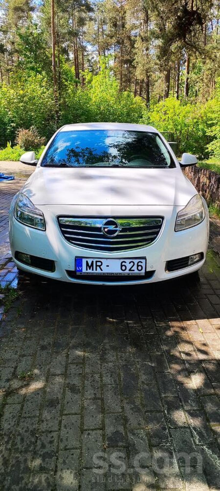 White Opel Insignia 2011 in Riga, with an engine capacity of 2.00 L and mileage of 267 thousand km for 3000 €, photo 1 on AUTOMOTO.COM.LV
