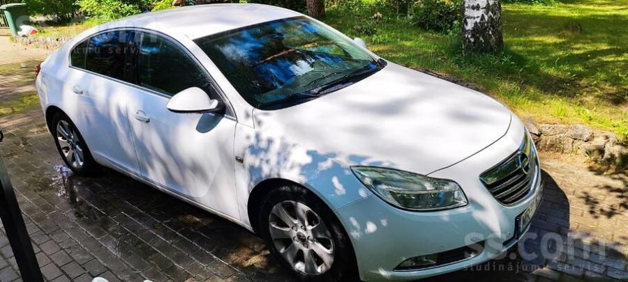 White Opel Insignia 2011 in Riga, with an engine capacity of 2.00 L and mileage of 267 thousand km for 3000 €, photo 4 on AUTOMOTO.COM.LV