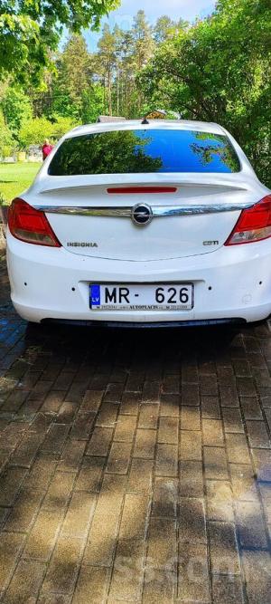 White Opel Insignia 2011 in Riga, with an engine capacity of 2.00 L and mileage of 267 thousand km for 3000 €, photo 5 on AUTOMOTO.COM.LV
