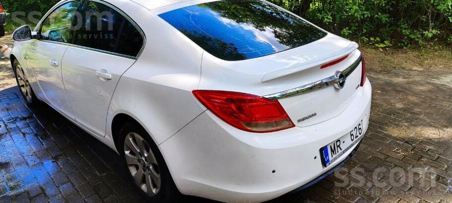 White Opel Insignia 2011 in Riga, with an engine capacity of 2.00 L and mileage of 267 thousand km for 3000 €, photo 6 on AUTOMOTO.COM.LV