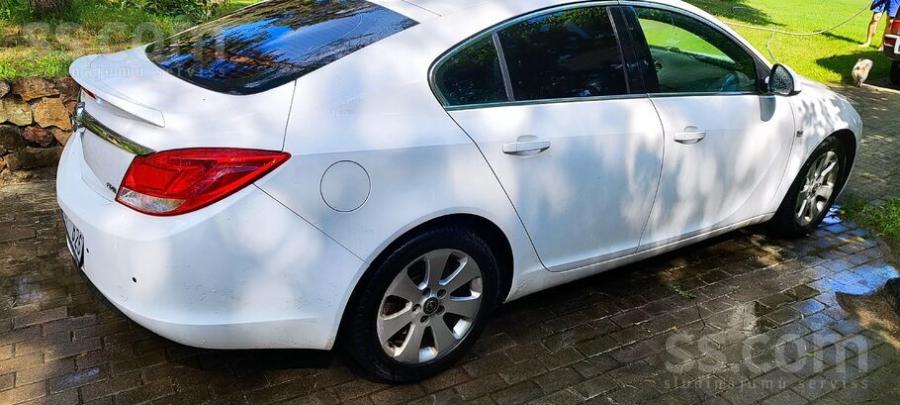 White Opel Insignia 2011 in Riga, with an engine capacity of 2.00 L and mileage of 267 thousand km for 3000 €, photo 7 on AUTOMOTO.COM.LV