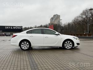 White Opel Insignia 2014 in Riga, with an engine capacity of 2.00 L and mileage of 162 thousand km for 6250 €, photo 2 on AUTOMOTO.COM.LV