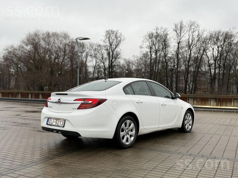 White Opel Insignia 2014 in Riga, with an engine capacity of 2.00 L and mileage of 162 thousand km for 6250 €, photo 3 on AUTOMOTO.COM.LV