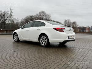 White Opel Insignia 2014 in Riga, with an engine capacity of 2.00 L and mileage of 162 thousand km for 6250 €, photo 5 on AUTOMOTO.COM.LV