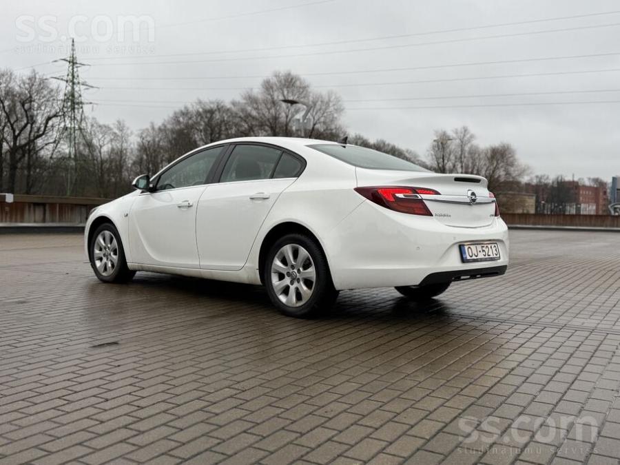 White Opel Insignia 2014 in Riga, with an engine capacity of 2.00 L and mileage of 162 thousand km for 6250 €, photo 5 on AUTOMOTO.COM.LV