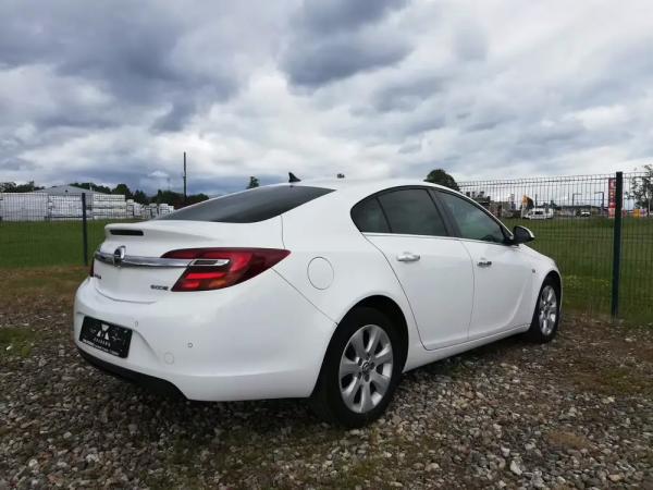 White Opel Insignia 2014 in Saldus, with an engine capacity of 2.00 L and mileage of 198 thousand km for 6500 €, photo 2 on AUTOMOTO.COM.LV