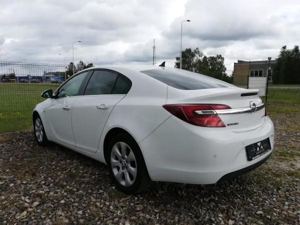 White Opel Insignia 2014 in Saldus, with an engine capacity of 2.00 L and mileage of 198 thousand km for 6500 €, photo 4 on AUTOMOTO.COM.LV
