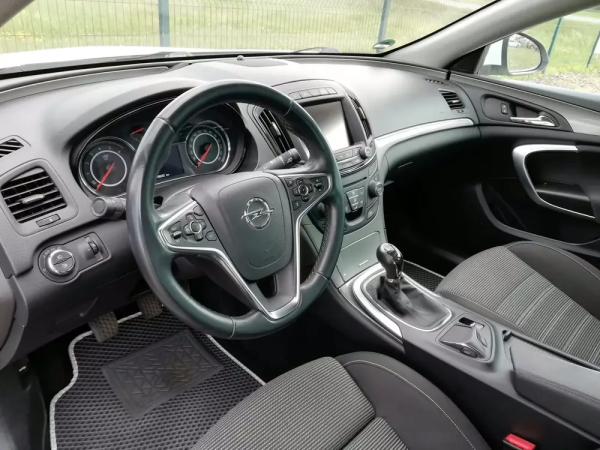 White Opel Insignia 2014 in Saldus, with an engine capacity of 2.00 L and mileage of 198 thousand km for 6500 €, photo 7 on AUTOMOTO.COM.LV