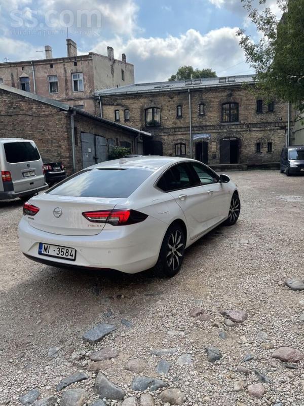 White Opel Insignia 2017 in Riga, with an engine capacity of 1.60 L and mileage of 200 thousand km for 8500 €, photo 4 on AUTOMOTO.COM.LV
