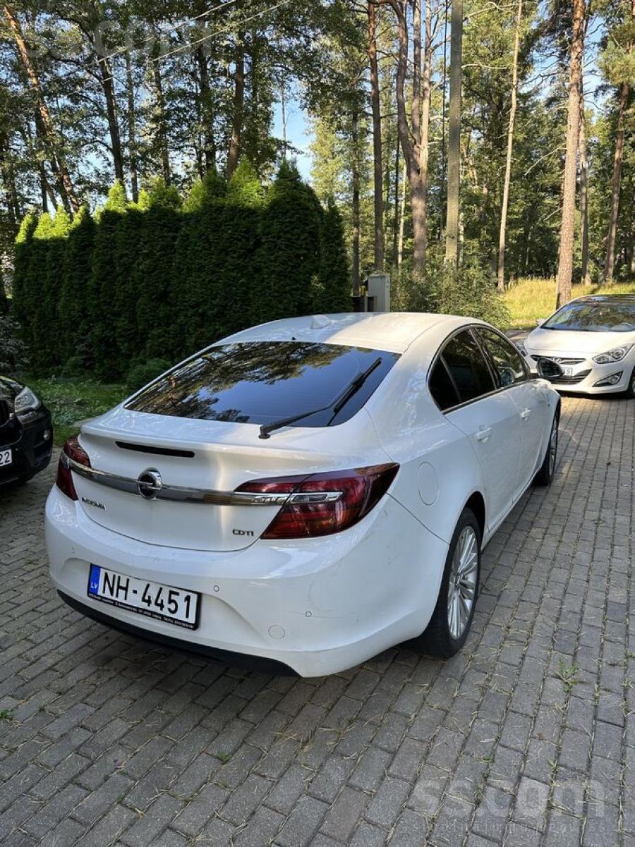 White Opel Insignia 2017 in Riga, with an engine capacity of 1.60 L and mileage of 207 thousand km for 6900 €, photo 3 on AUTOMOTO.COM.LV