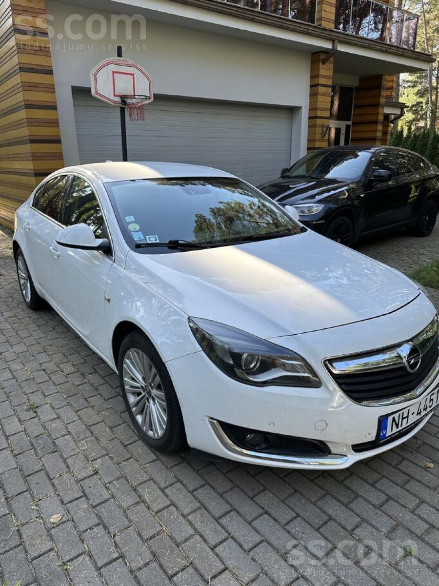 White Opel Insignia 2017 in Riga, with an engine capacity of 1.60 L and mileage of 207 thousand km for 6900 €, photo 4 on AUTOMOTO.COM.LV