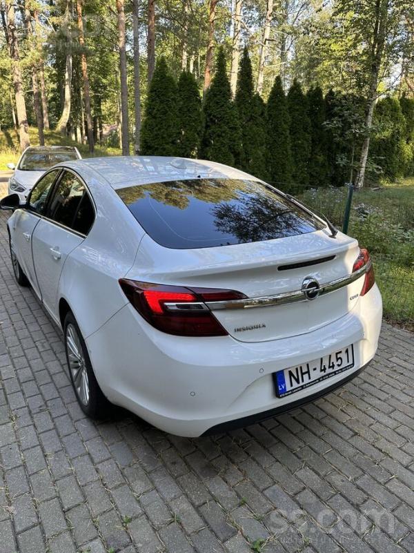 White Opel Insignia 2017 in Riga, with an engine capacity of 1.60 L and mileage of 207 thousand km for 6900 €, photo 4 on AUTOMOTO.COM.LV