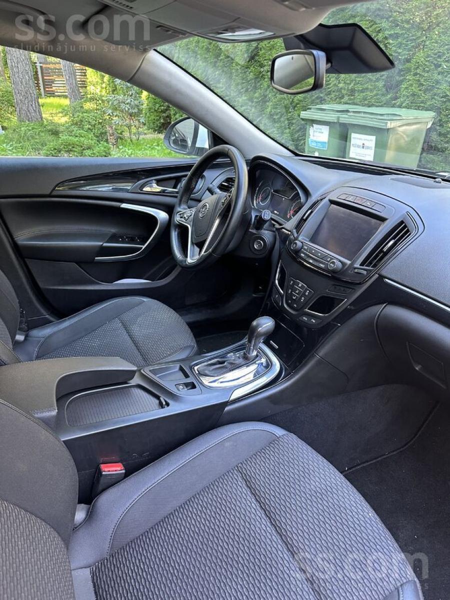 White Opel Insignia 2017 in Riga, with an engine capacity of 1.60 L and mileage of 207 thousand km for 6900 €, photo 7 on AUTOMOTO.COM.LV