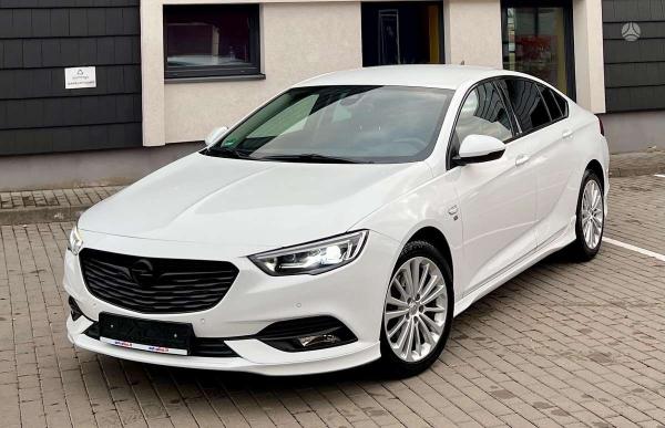 White Opel Insignia 2020 in Kaunas, with an engine capacity of 2.00 L and mileage of 232 thousand km for 9990 €, photo 1 on AUTOMOTO.COM.LV