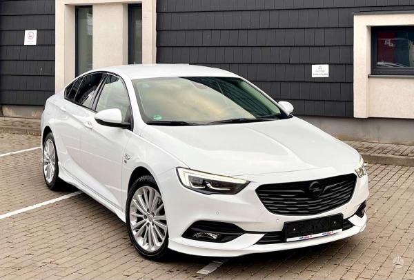 White Opel Insignia 2020 in Kaunas, with an engine capacity of 2.00 L and mileage of 232 thousand km for 9990 €, photo 2 on AUTOMOTO.COM.LV