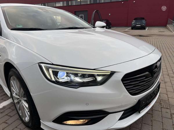 White Opel Insignia 2020 in Kaunas, with an engine capacity of 2.00 L and mileage of 232 thousand km for 9990 €, photo 3 on AUTOMOTO.COM.LV