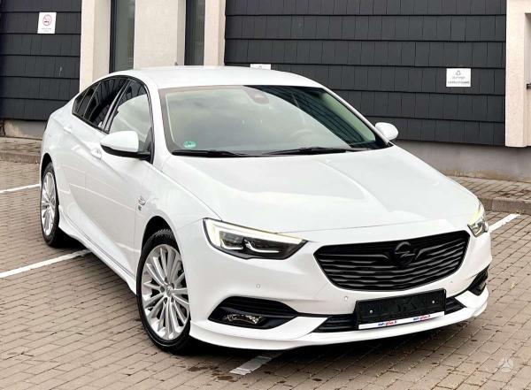 White Opel Insignia 2020 in Kaunas, with an engine capacity of 2.00 L and mileage of 232 thousand km for 9990 €, photo 4 on AUTOMOTO.COM.LV