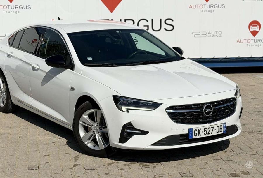 White Opel Insignia 2022 in Taurage, with an engine capacity of 2.00 L and mileage of 252 thousand km for 10800 €, photo 5 on AUTOMOTO.COM.LV