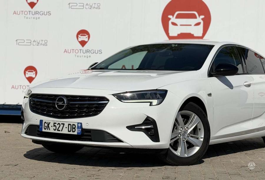 White Opel Insignia 2022 in Taurage, with an engine capacity of 2.00 L and mileage of 252 thousand km for 10800 €, photo 9 on AUTOMOTO.COM.LV