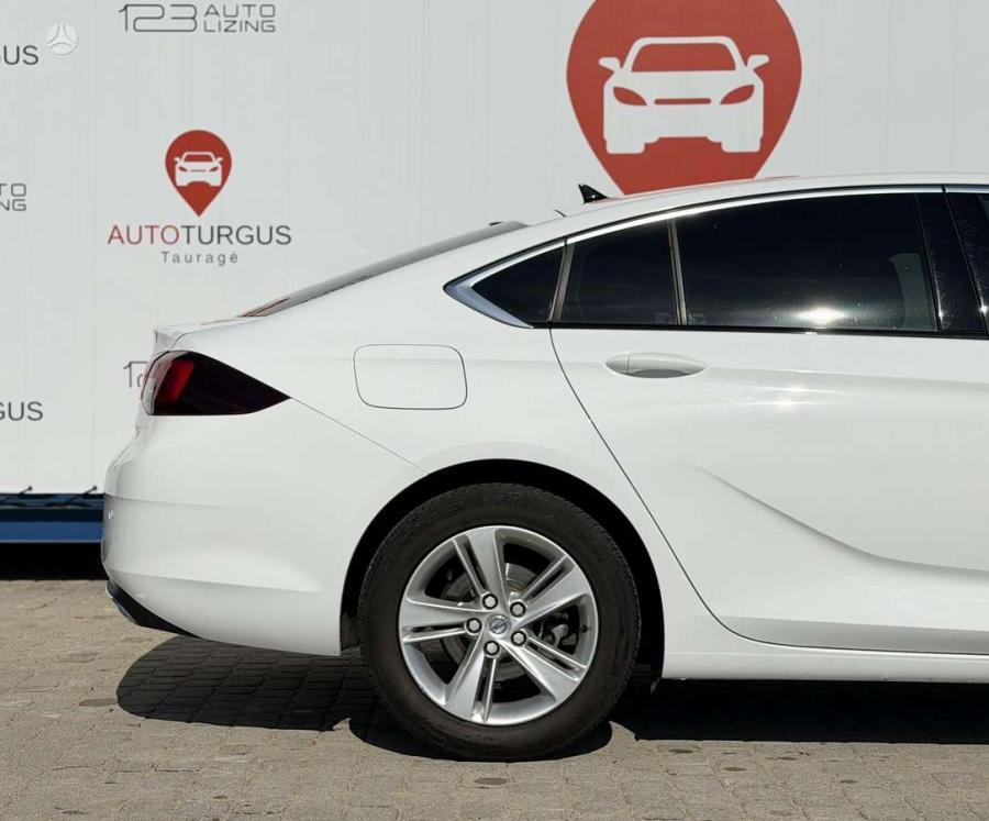 White Opel Insignia 2022 in Taurage, with an engine capacity of 2.00 L and mileage of 252 thousand km for 10800 €, photo 13 on AUTOMOTO.COM.LV