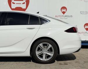 White Opel Insignia 2022 in Taurage, with an engine capacity of 2.00 L and mileage of 252 thousand km for 10800 €, photo 16 on AUTOMOTO.COM.LV
