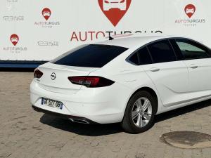 White Opel Insignia 2022 in Taurage, with an engine capacity of 2.00 L and mileage of 252 thousand km for 10800 €, photo 19 on AUTOMOTO.COM.LV