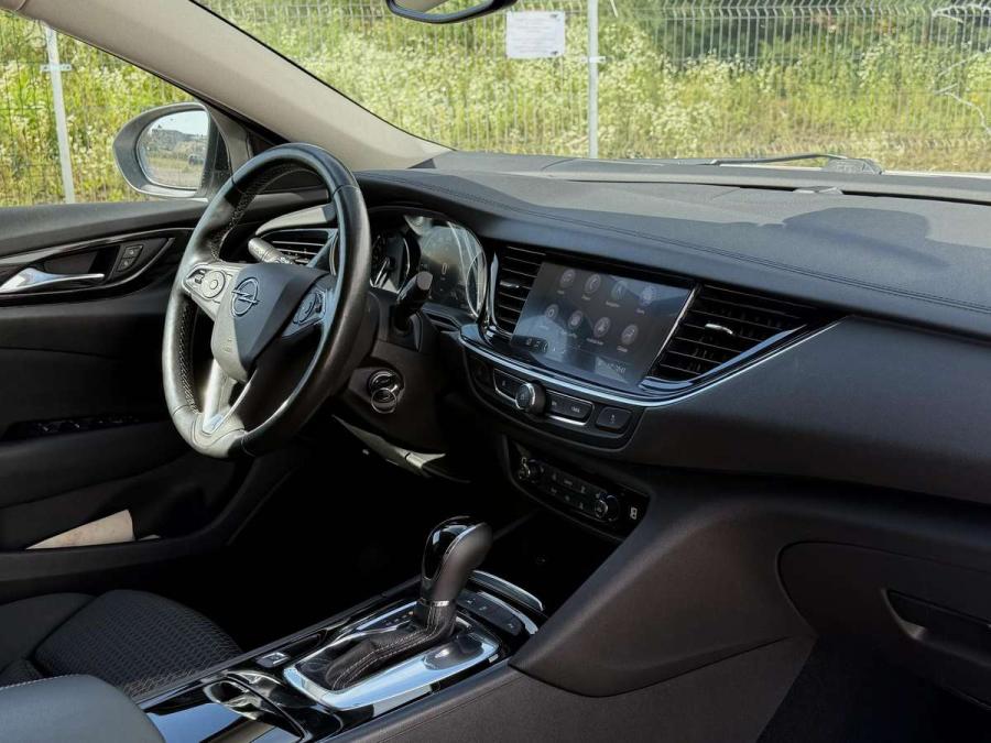 White Opel Insignia 2022 in Taurage, with an engine capacity of 2.00 L and mileage of 252 thousand km for 10800 €, photo 35 on AUTOMOTO.COM.LV