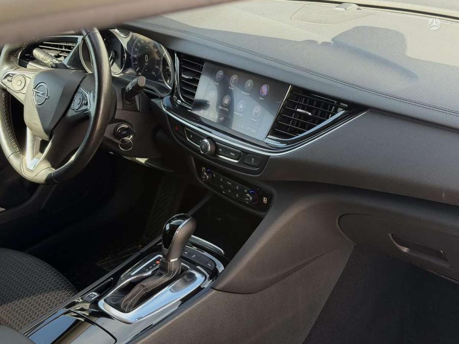 White Opel Insignia 2022 in Taurage, with an engine capacity of 2.00 L and mileage of 252 thousand km for 10800 €, photo 36 on AUTOMOTO.COM.LV