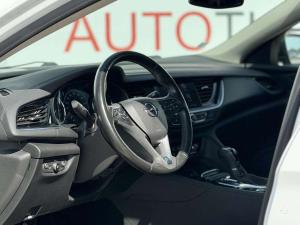 White Opel Insignia 2022 in Taurage, with an engine capacity of 2.00 L and mileage of 252 thousand km for 10800 €, photo 40 on AUTOMOTO.COM.LV