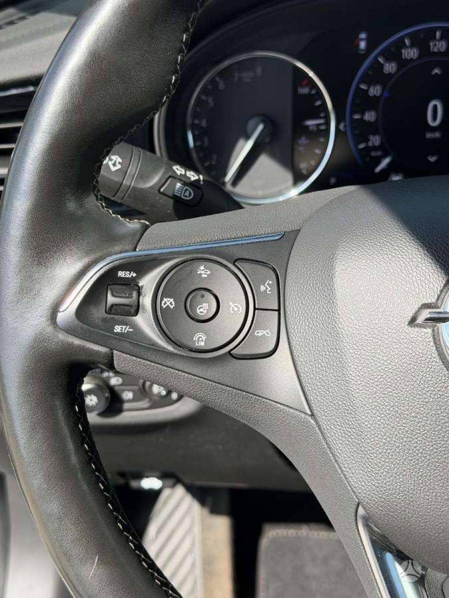 White Opel Insignia 2022 in Taurage, with an engine capacity of 2.00 L and mileage of 252 thousand km for 10800 €, photo 42 on AUTOMOTO.COM.LV