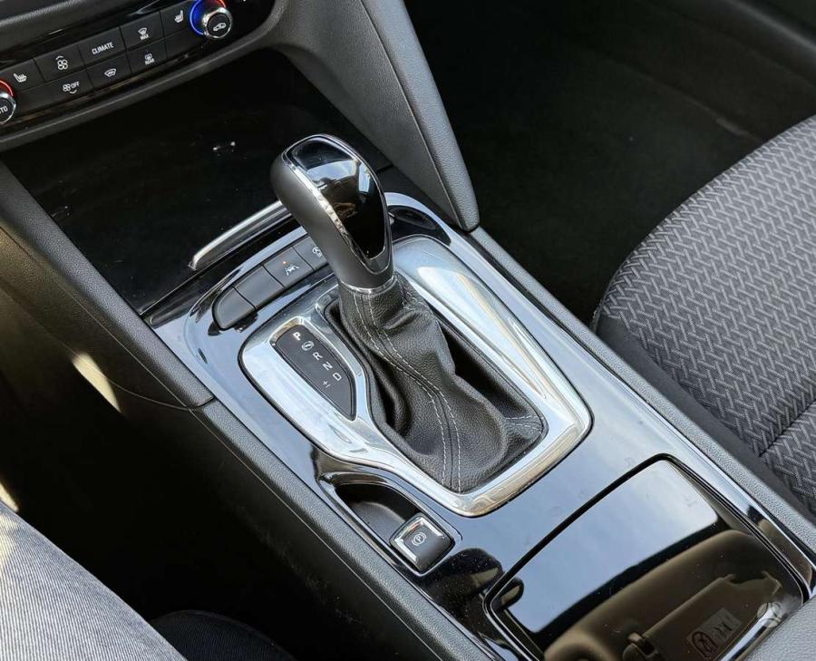 White Opel Insignia 2022 in Taurage, with an engine capacity of 2.00 L and mileage of 252 thousand km for 10800 €, photo 46 on AUTOMOTO.COM.LV