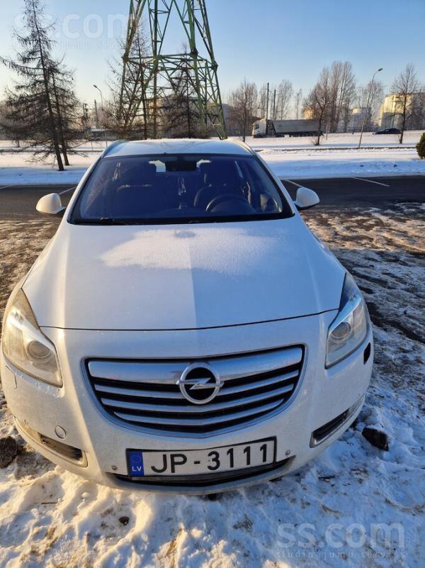 White Opel Insignia 2009 in Riga, with an engine capacity of 2.00 L and mileage of 331 thousand km for 3500 €, photo 1 on AUTOMOTO.COM.LV