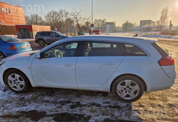 White Opel Insignia 2009 in Riga, with an engine capacity of 2.00 L and mileage of 331 thousand km for 3500 €, photo 3 on AUTOMOTO.COM.LV