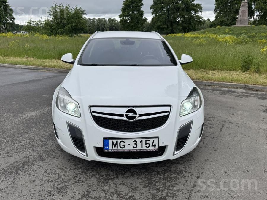 White Opel Insignia 2009 in Riga, with an engine capacity of 2.00 L and mileage of 0 thousand km for 2590 €, photo 3 on AUTOMOTO.COM.LV