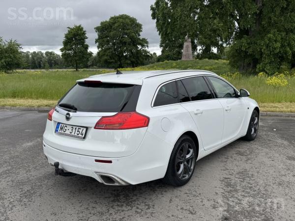 White Opel Insignia 2009 in Riga, with an engine capacity of 2.00 L and mileage of 0 thousand km for 2590 €, photo 6 on AUTOMOTO.COM.LV