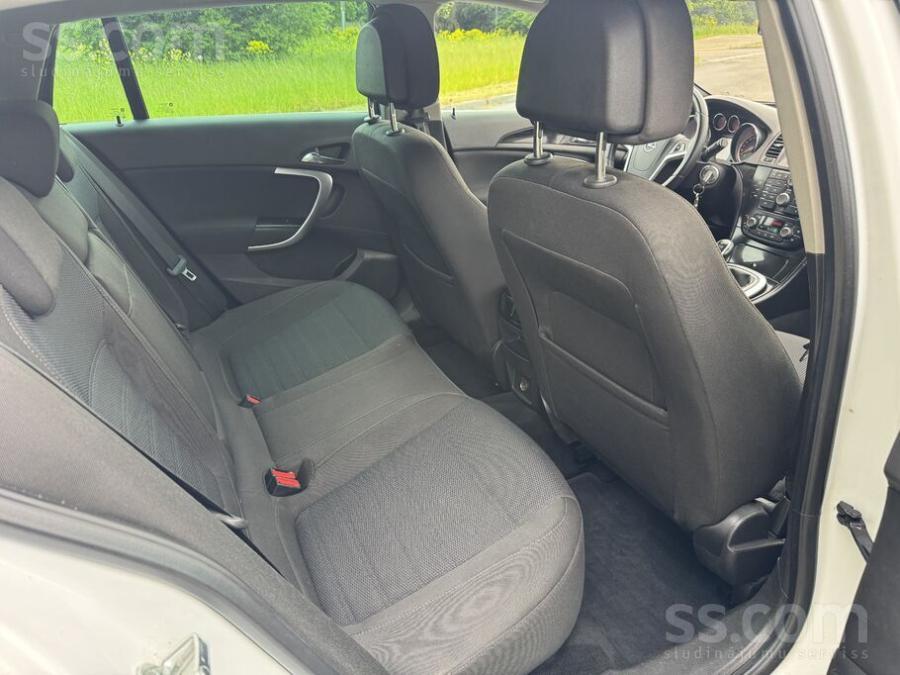 White Opel Insignia 2009 in Riga, with an engine capacity of 2.00 L and mileage of 0 thousand km for 2590 €, photo 13 on AUTOMOTO.COM.LV